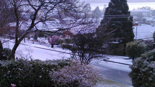 Pair stuck in car as snow drops around Hobart - 9News