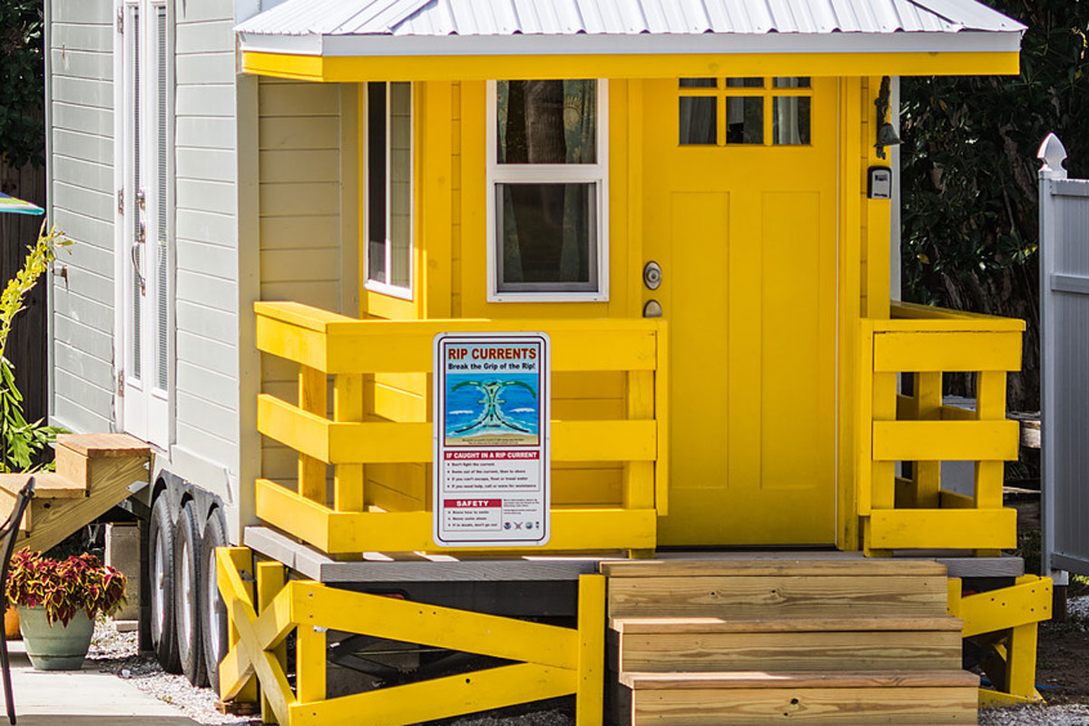 What's inside this lifeguard stand? - 9Travel