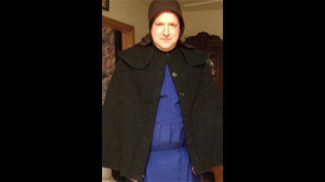 US cop goes undercover in Amish women's clothes - 9News
