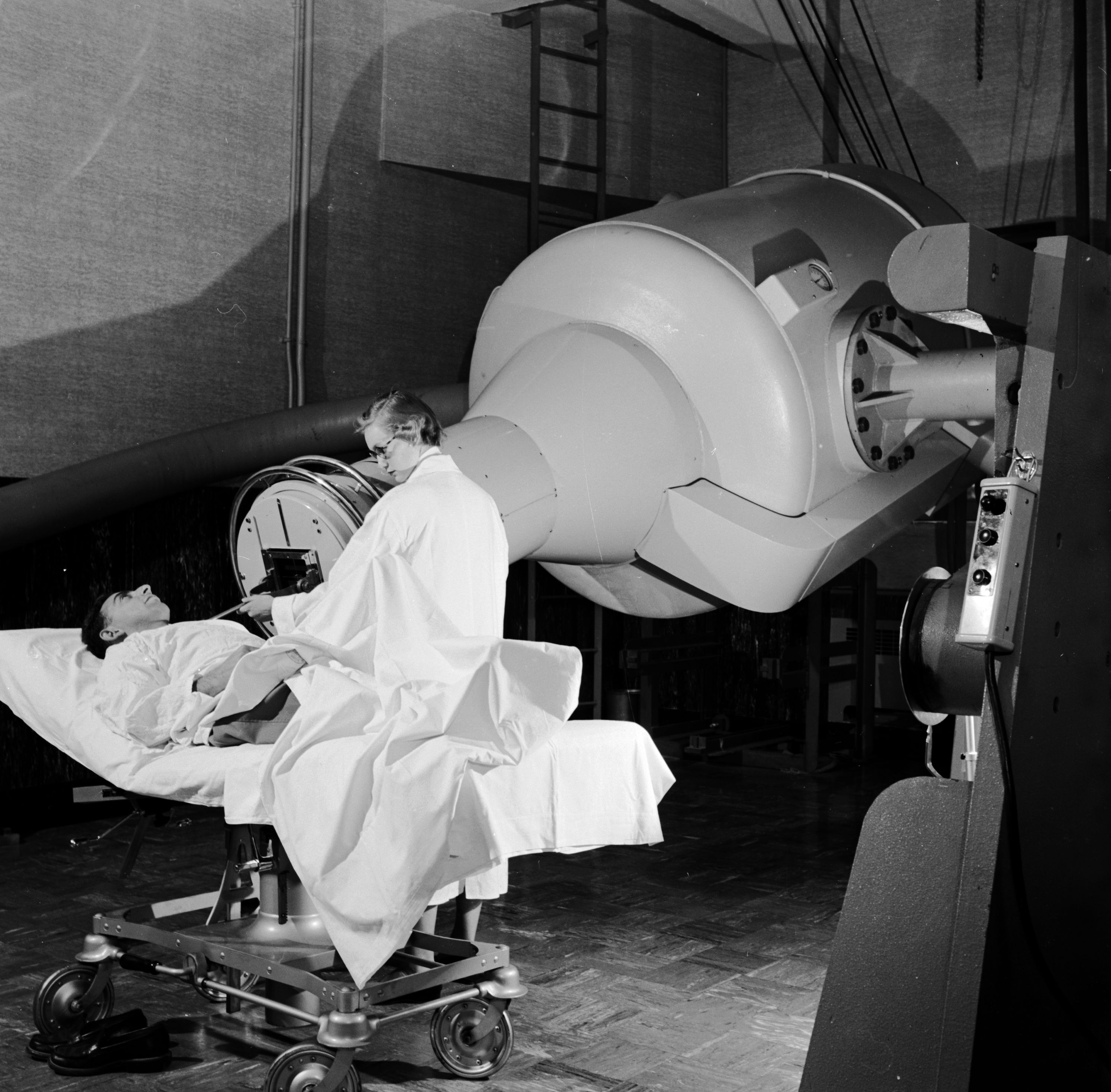 14 early X-ray machines that looked like super villain weapons - 9Coach