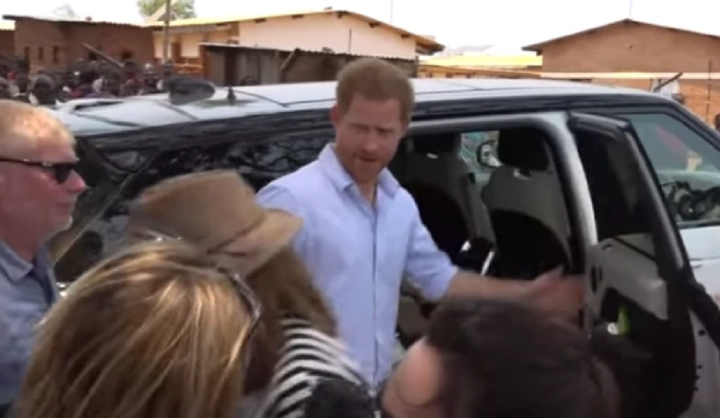 Angry footage emerges of Prince Harry berating a journalist - 9Honey