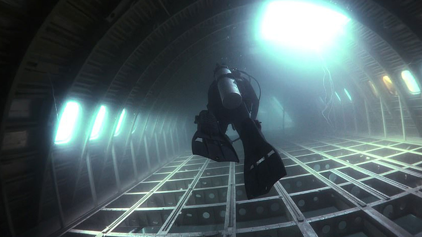 Diver explores the sunken Boeing 747 jet to form Bahrain's underwater ...