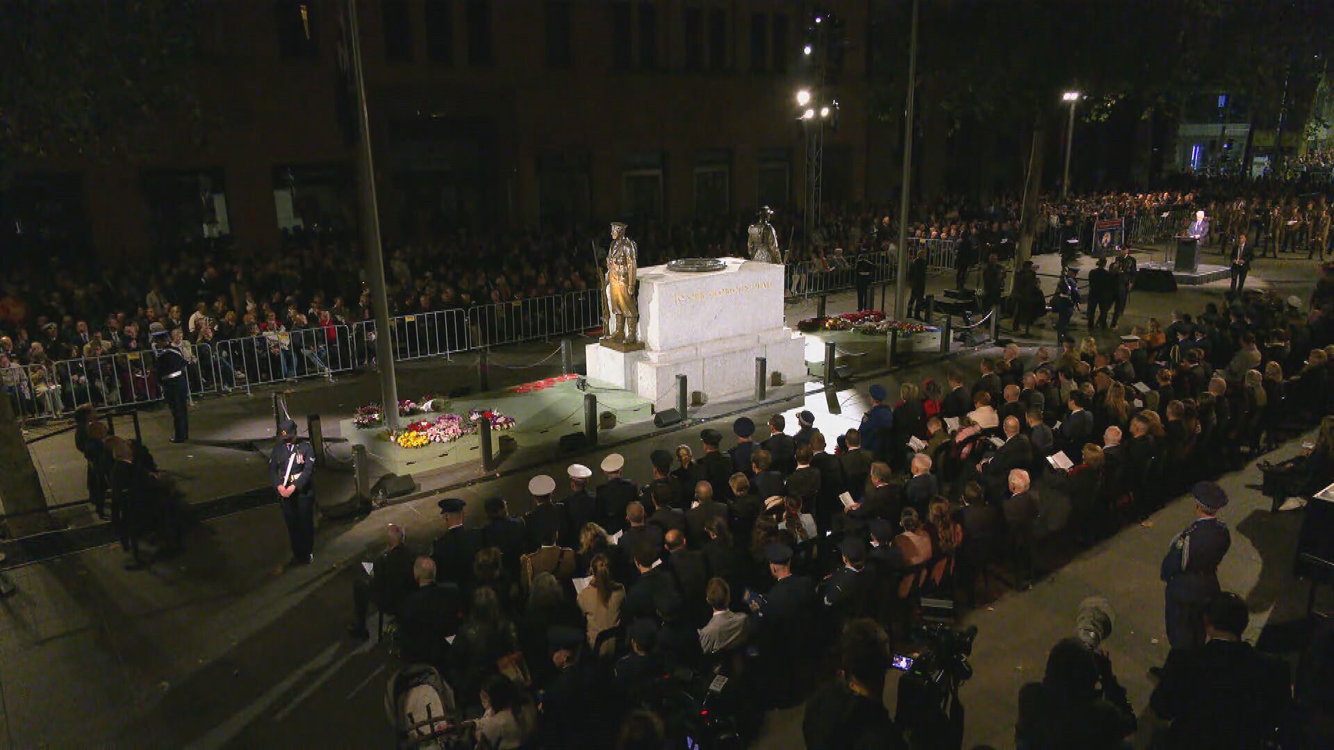 Thousands gather before dawn to commemorate Anzac Day – Mingooland