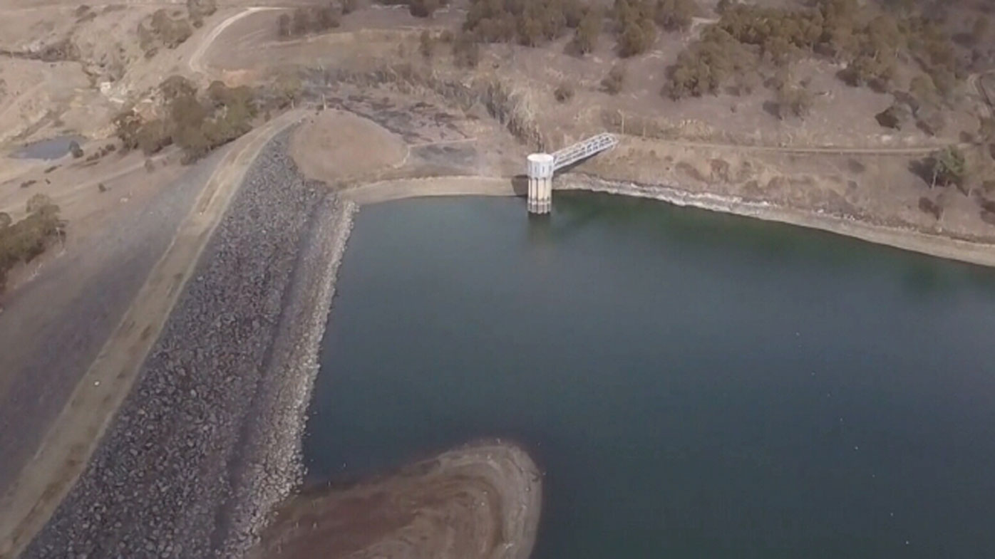 Drought: NSW town gets new water pipe as dams dry up