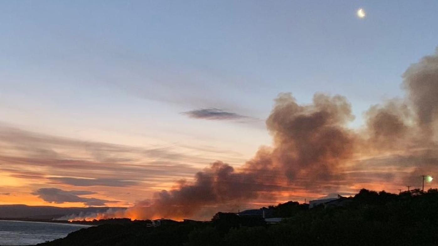 Tasmania news: Residents evacuated as an uncontrolled bushfire ...