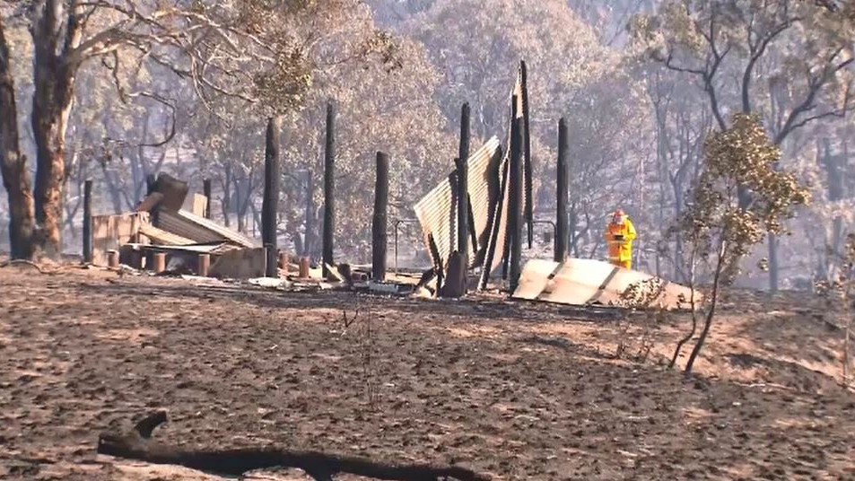 New South Wales bushfires: Out-of-control fires keep Armidale and ...