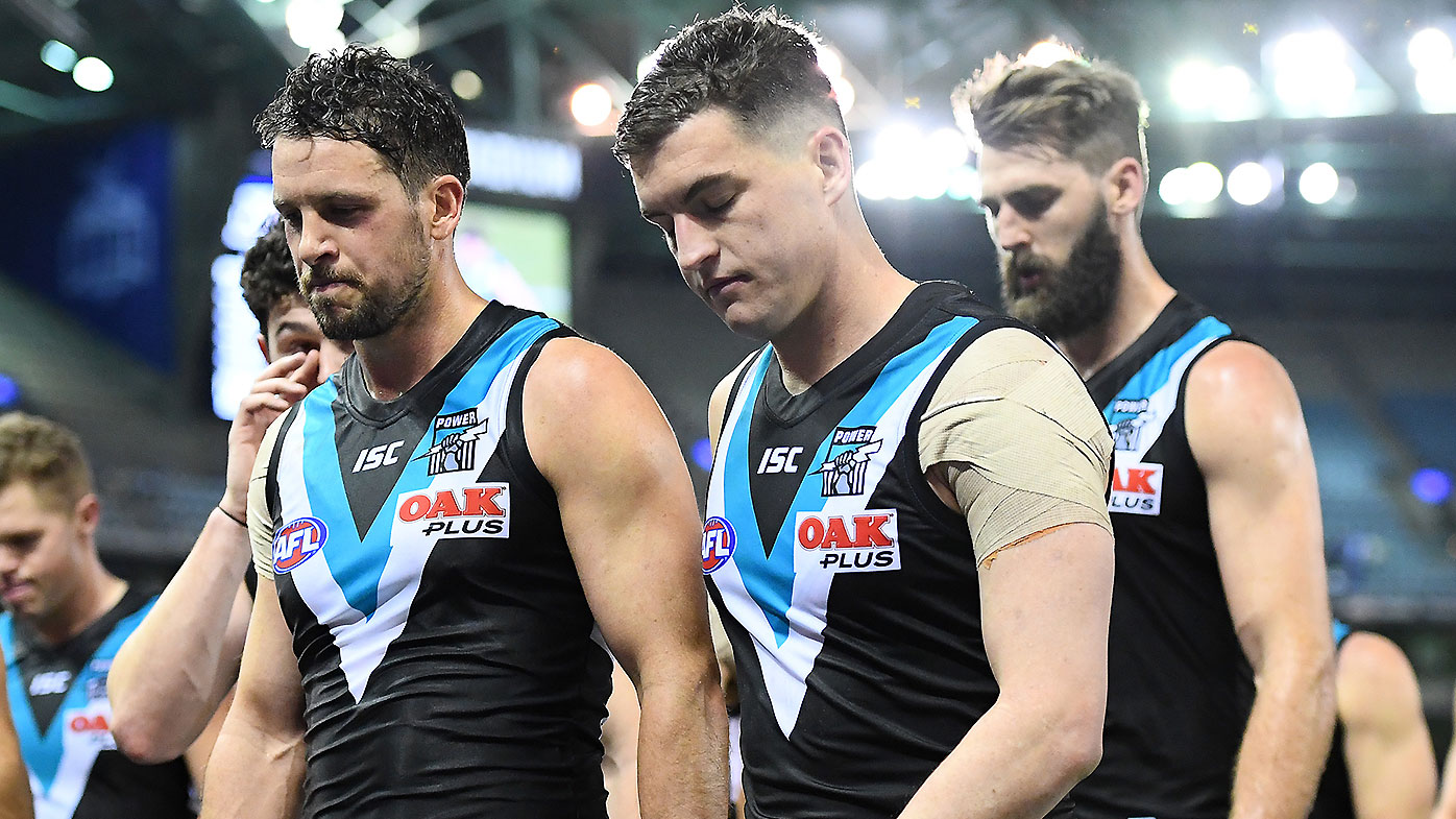 Eddie McGuire lance un spray sur Kane Cornes, le sud-australien ...