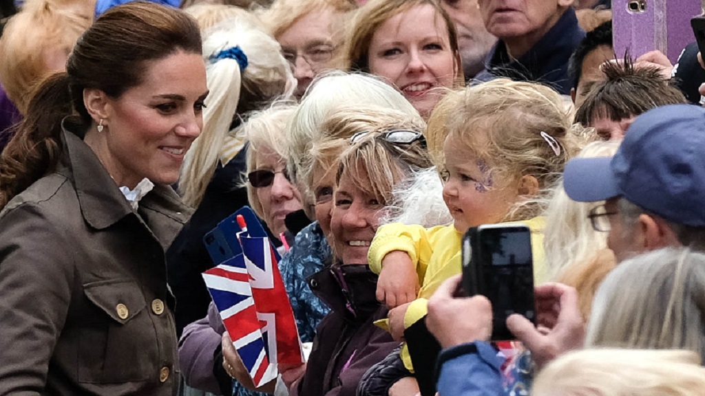 Kate Middleton answers girl's adorable question about 'Princess Elsa' dress - 9Honey