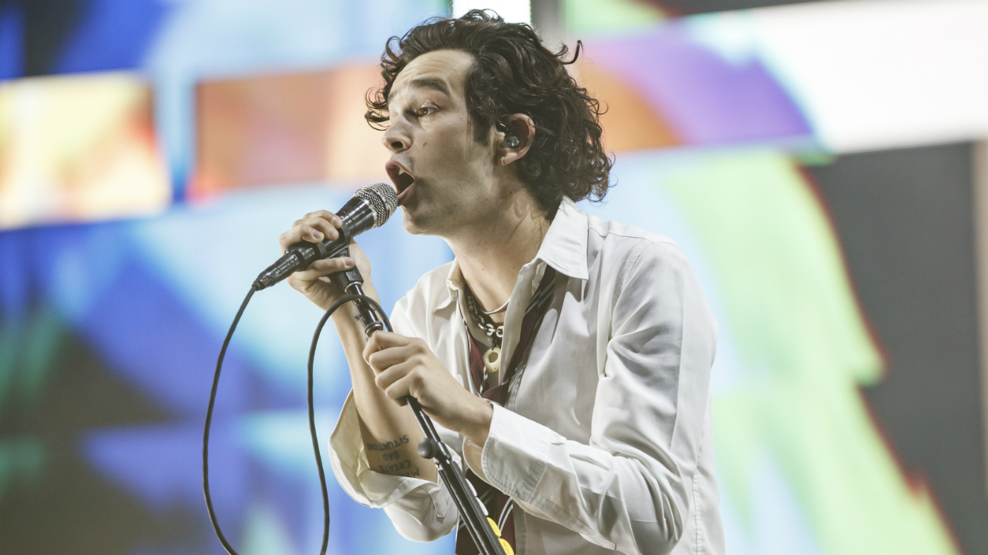 The 1975 singer Matt Healy kisses fan in Dubai, defying anti-LGBT laws ...