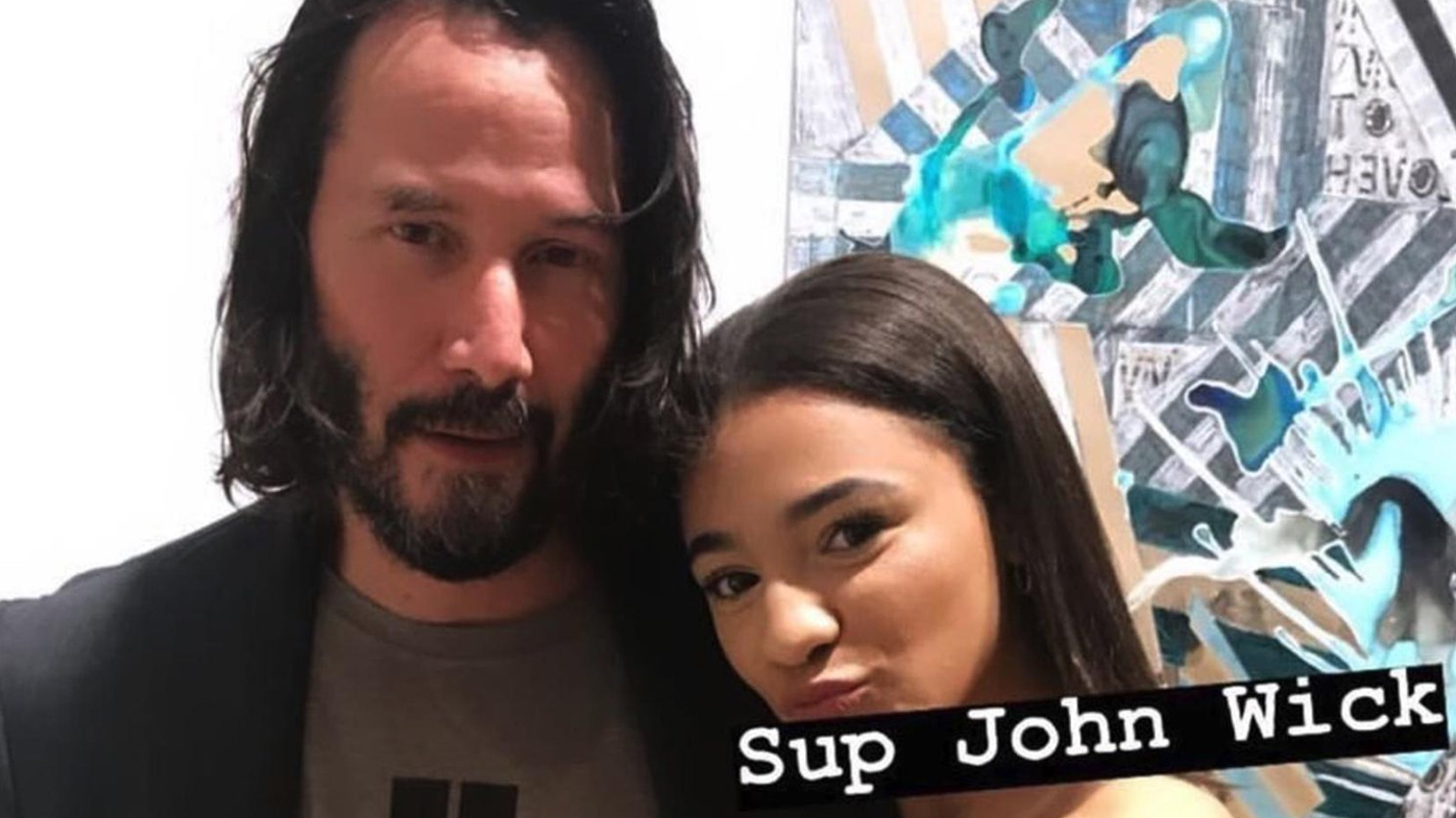Keanu Reeves is being praised for the way he takes photos with women ...