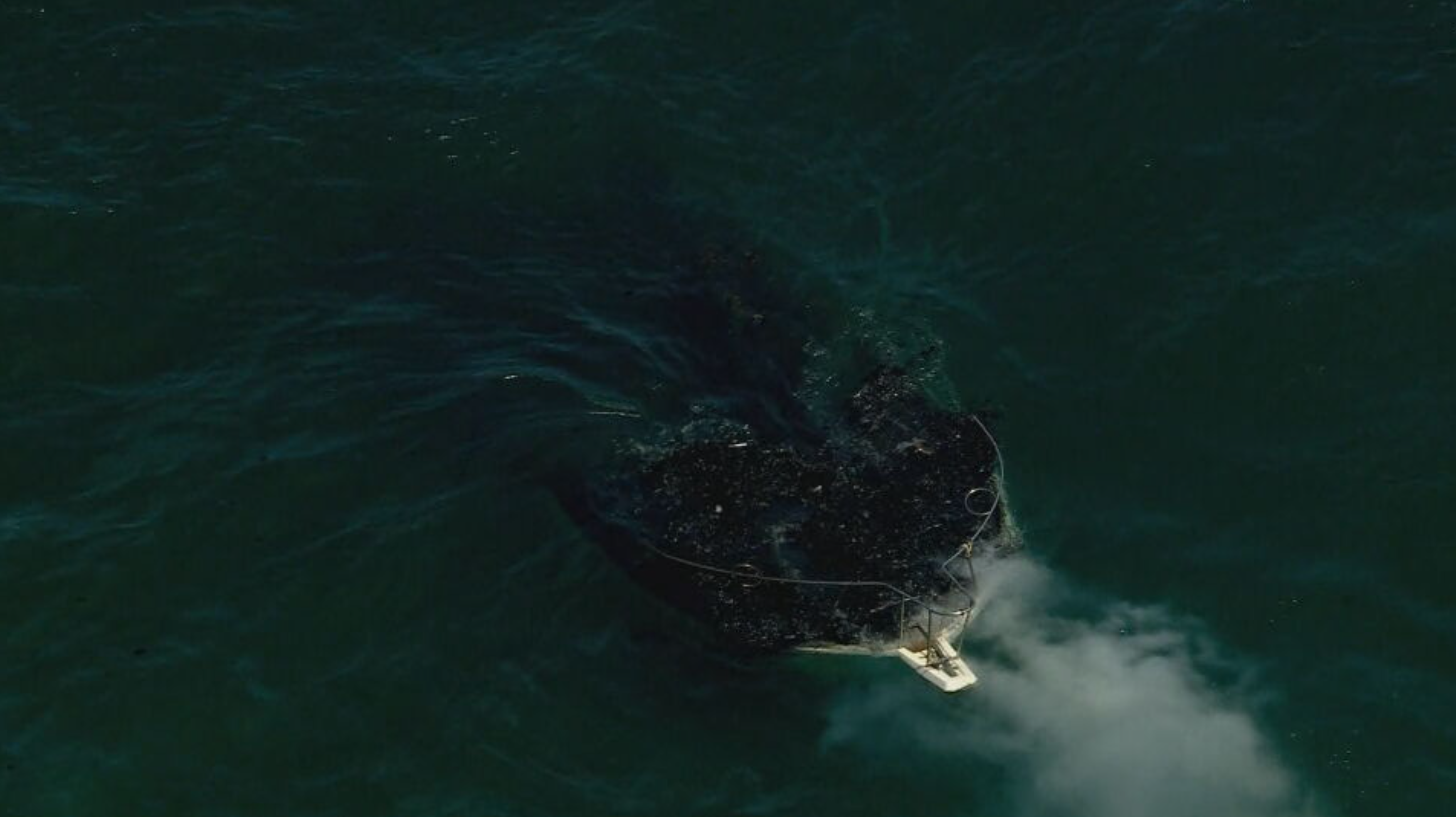 Man escapes injury after major boat fire on Victoria's Port Phillip Bay ...